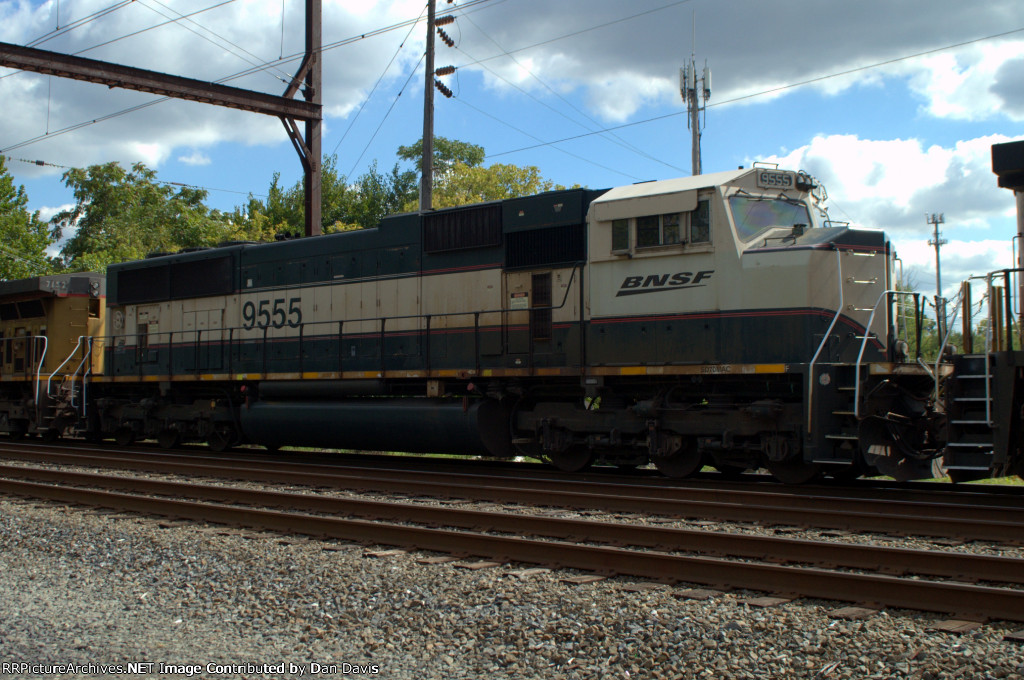 BNSF SD70MAC 9555 in the middle on K040-24
